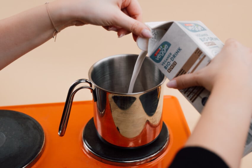 Hormone-Happy: Sanfte Balance im Becher mit Dattel-Latte